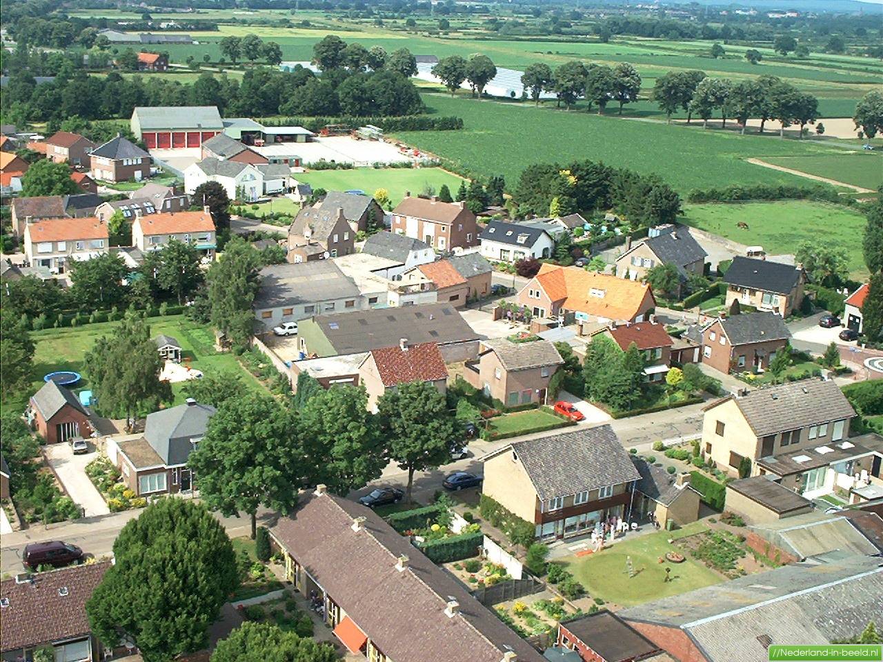 Beugen > Dorpsstraat luchtfoto's / foto's | Nederland-in-beeld.nl