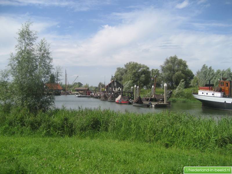 Woudrichem > Merwededijk luchtfoto's / foto's | Nederland-in-beeld.nl