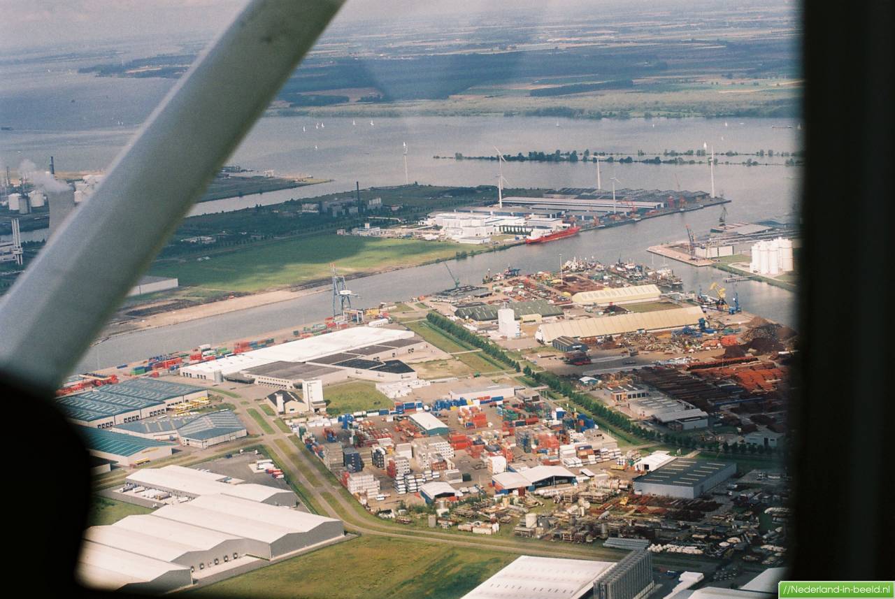 Luchtfoto's Moerdijk / foto's Moerdijk | Nederland-in-beeld.nl